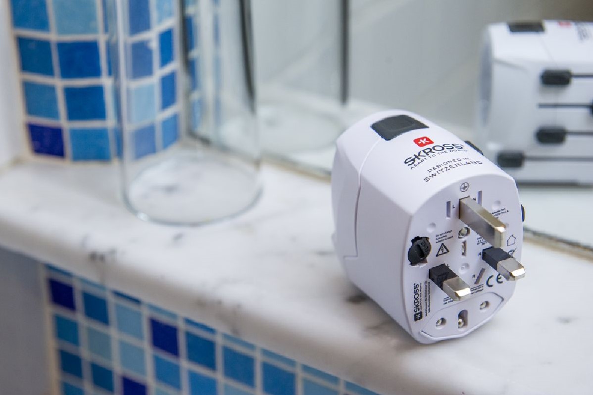 Skross Pro World Travel Adapter - with Ground Plugs + Schuko Top - 7.0 ...